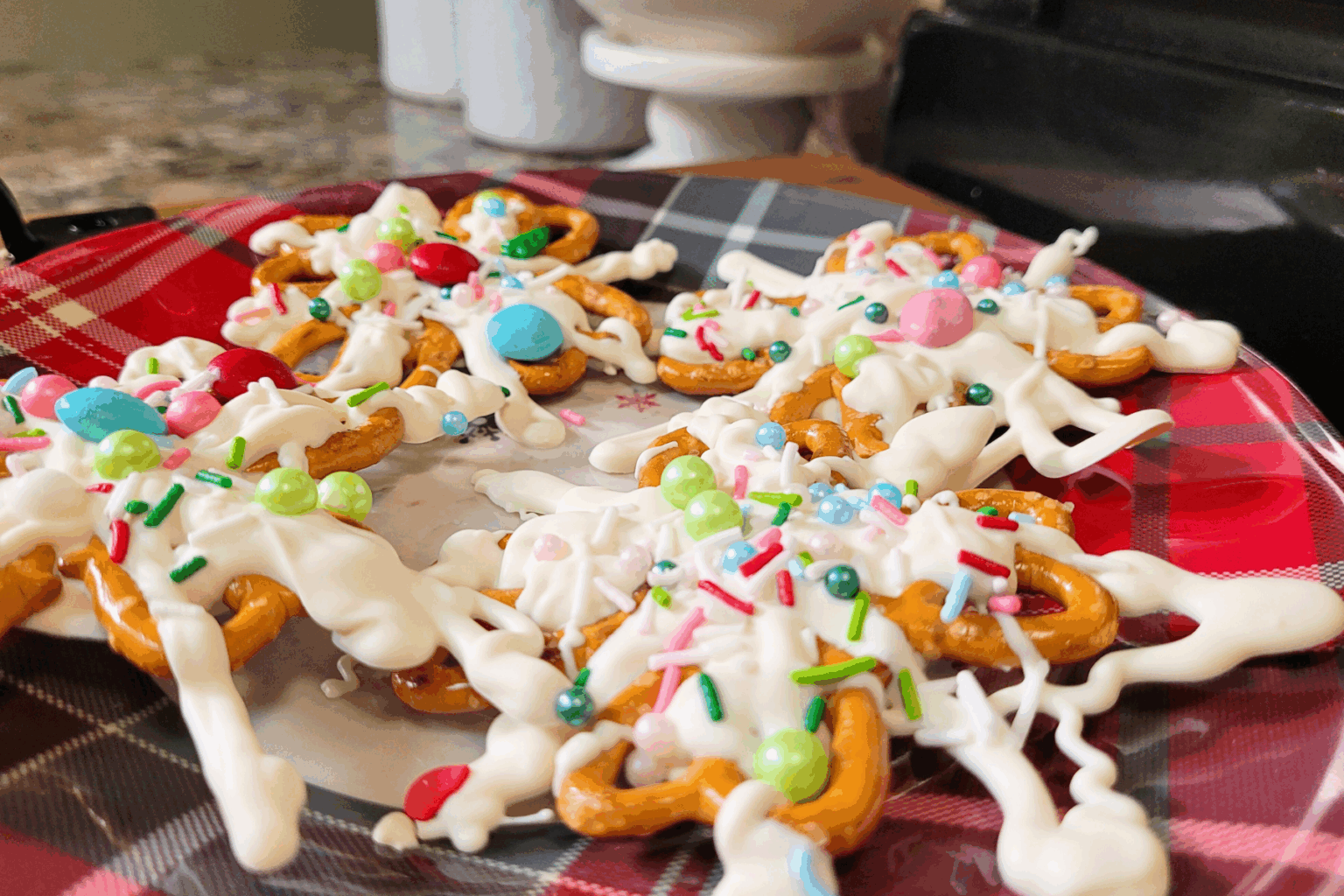 Pretzel Snowflakes - In the Kitchen with Momma Mel